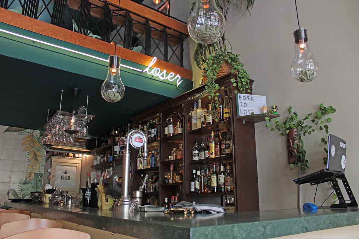 Loser Bar: Η «τροπική» πλευρά της πόλης σ'ένα ανεπιτήδευτο, cool στέκι ...