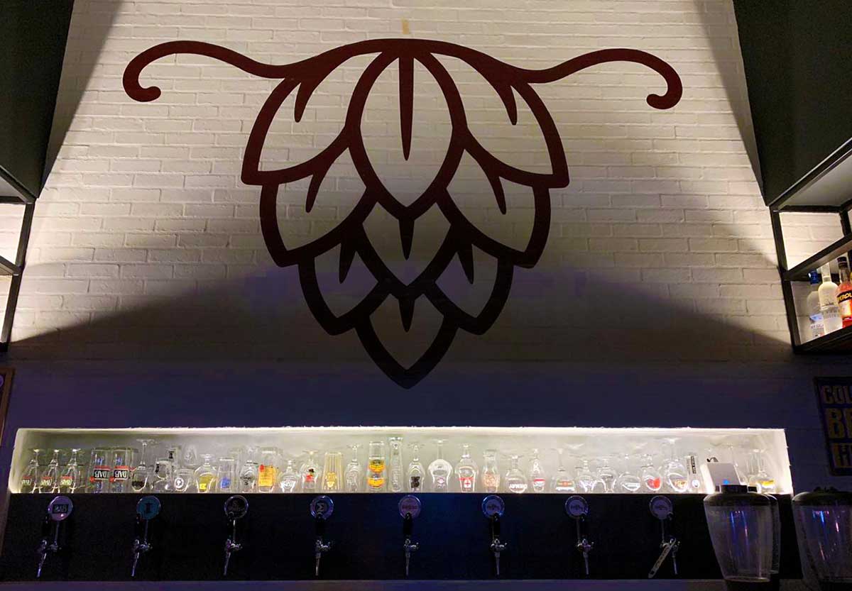 Beer Alley: Η μπυραρία με σήμα τον λυκίσκο φιλοξενεί ψαγμένες ετικέτες ...