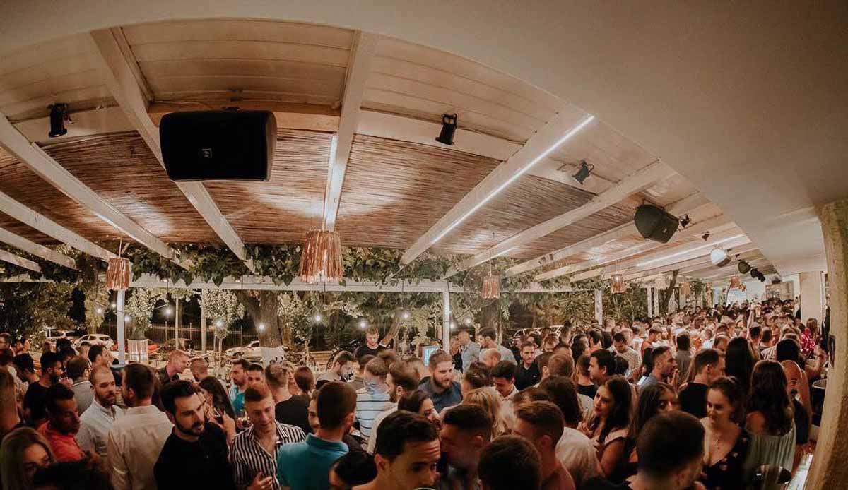 Banana Athens: Καλοκαιρινά ραντεβού στο πιο hot κλαμπ της Αθήνας ...