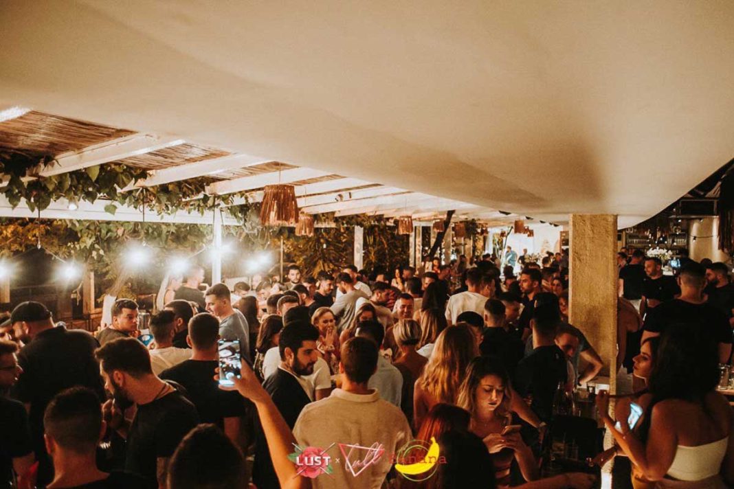 Banana Athens: Καλοκαιρινά ραντεβού στο πιο hot κλαμπ της Αθήνας ...
