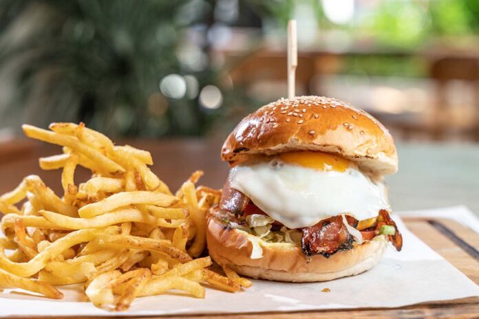Gigi Burger: Πεντανόστιμες pop γεύσεις, σ’ ένα καταπράσσινο pop ...