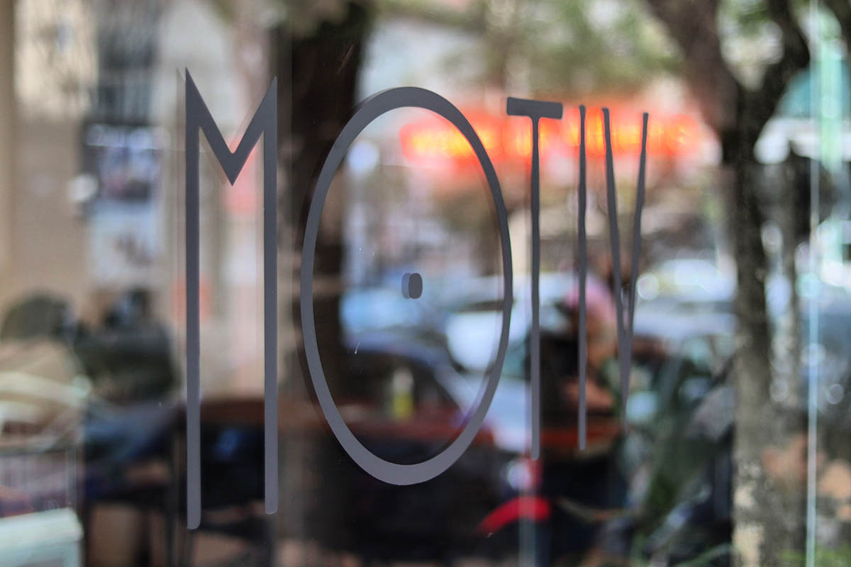Motiv: Ξενάγηση στο νέο coffee shop του Παγκρατίου με αρώματα καφέ ...