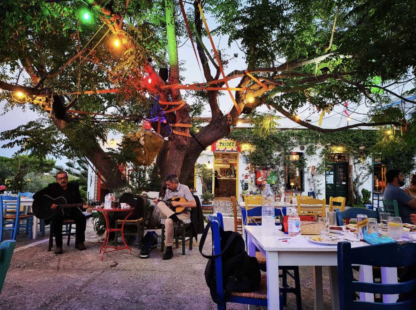 Φάτσες Restaurant: Παρέα και ωραίοι μεζέδες στην Πλάκα της Μήλου ...