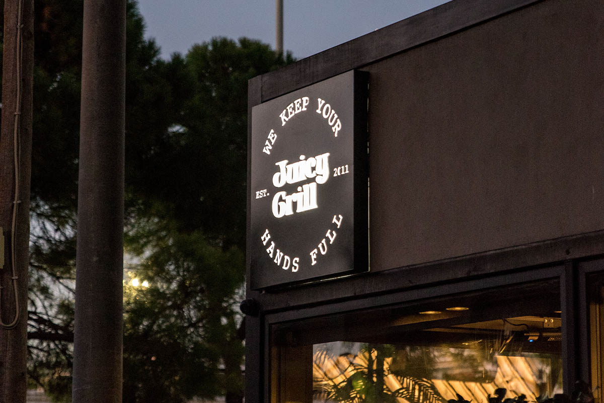 To Juicy Grill σφραγίζει την επιτυχία του με τα καλύτερα burgers της ...