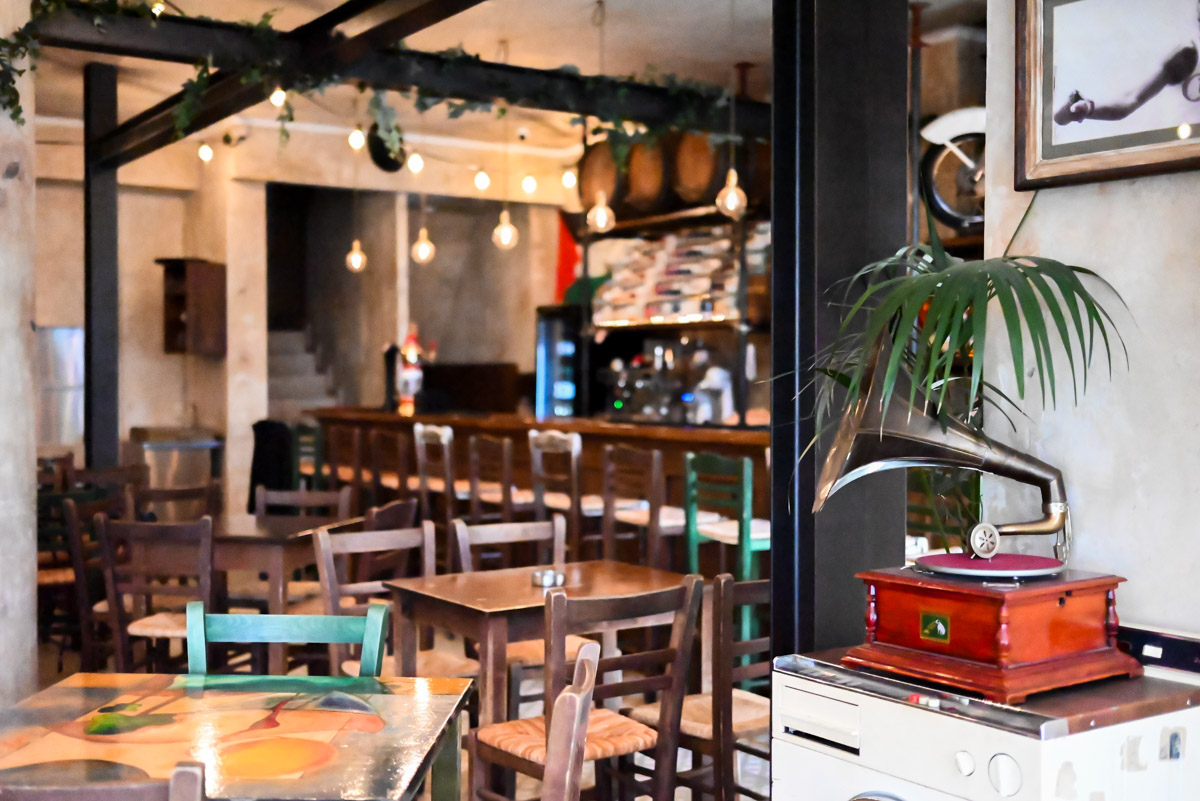 Αγροτικόν: 13 χρόνια μεζέδες, τσίπουρο και ζωντανή μουσική σε γιορτινό ...