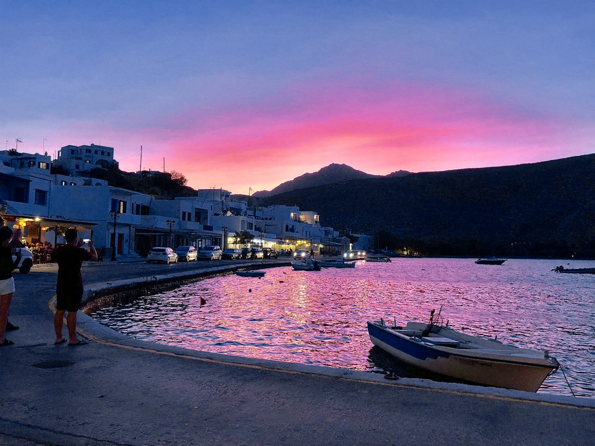 Το Λιμανάκι: Θέα σαν καρτ ποστάλ κι οι αυθεντικές γεύσεις της Τήνου ...