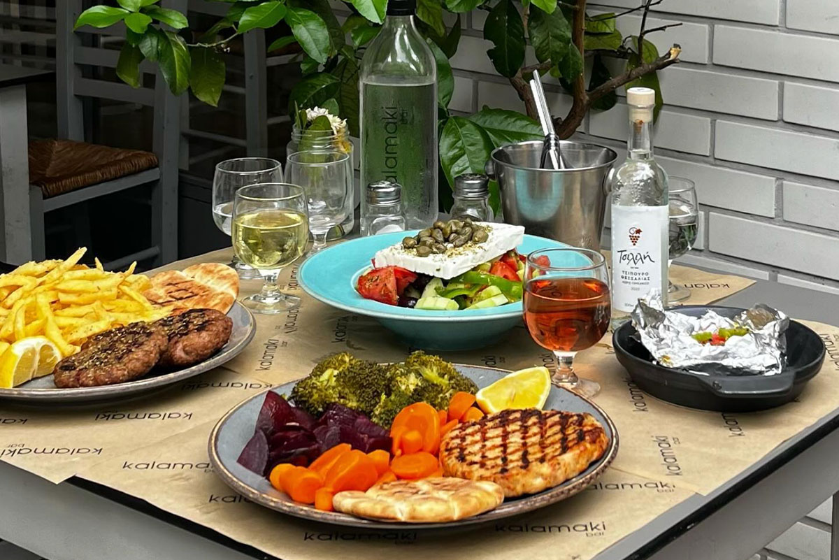 Kalamaki Bar: Ζουμερή, κρεατένια – κι όχι μόνο – νοστιμιά στο Κουκάκι ...