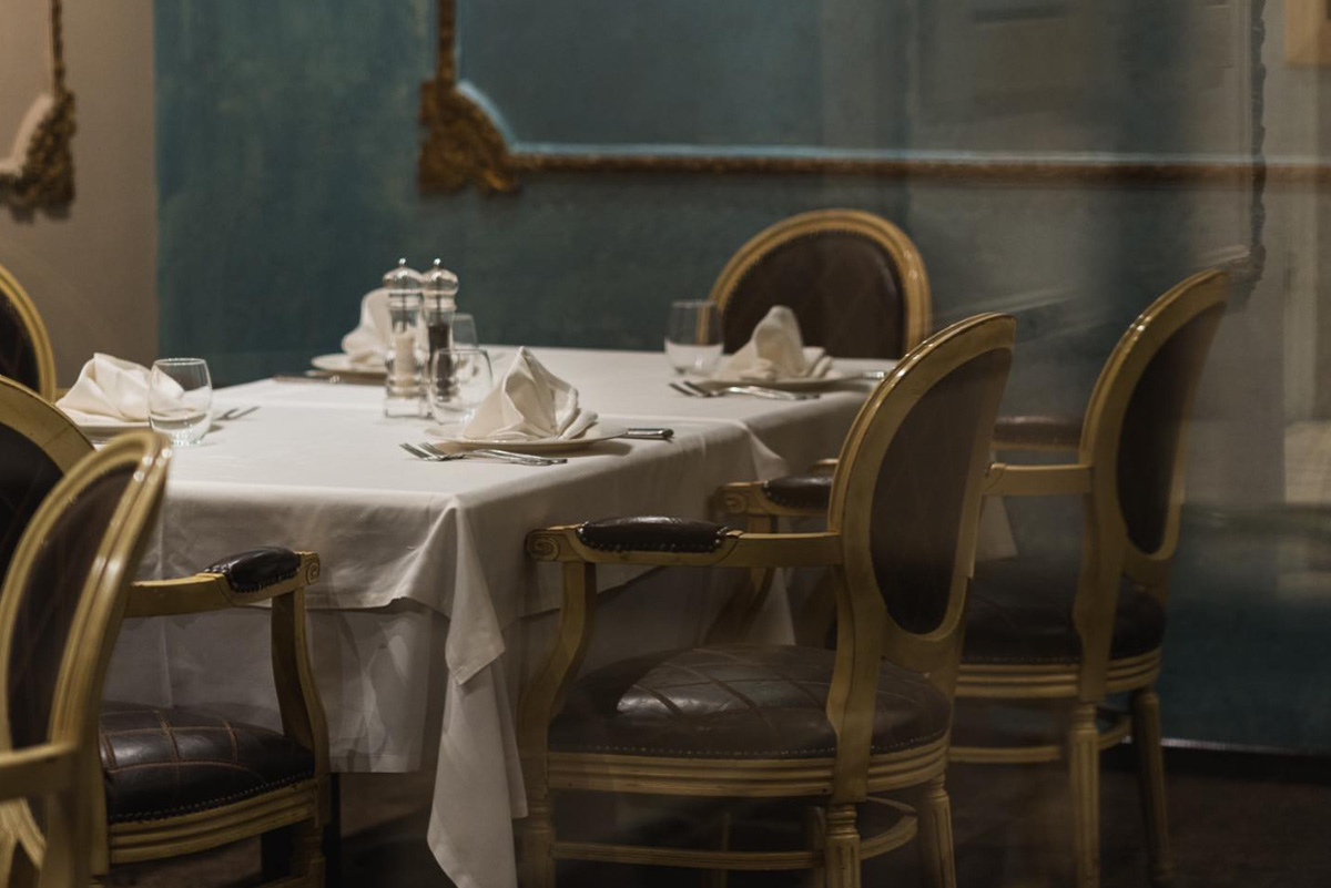 «17» Restaurant – Bar: Το διαχρονικό στέκι της Αθήνας που συνδυάζει ...