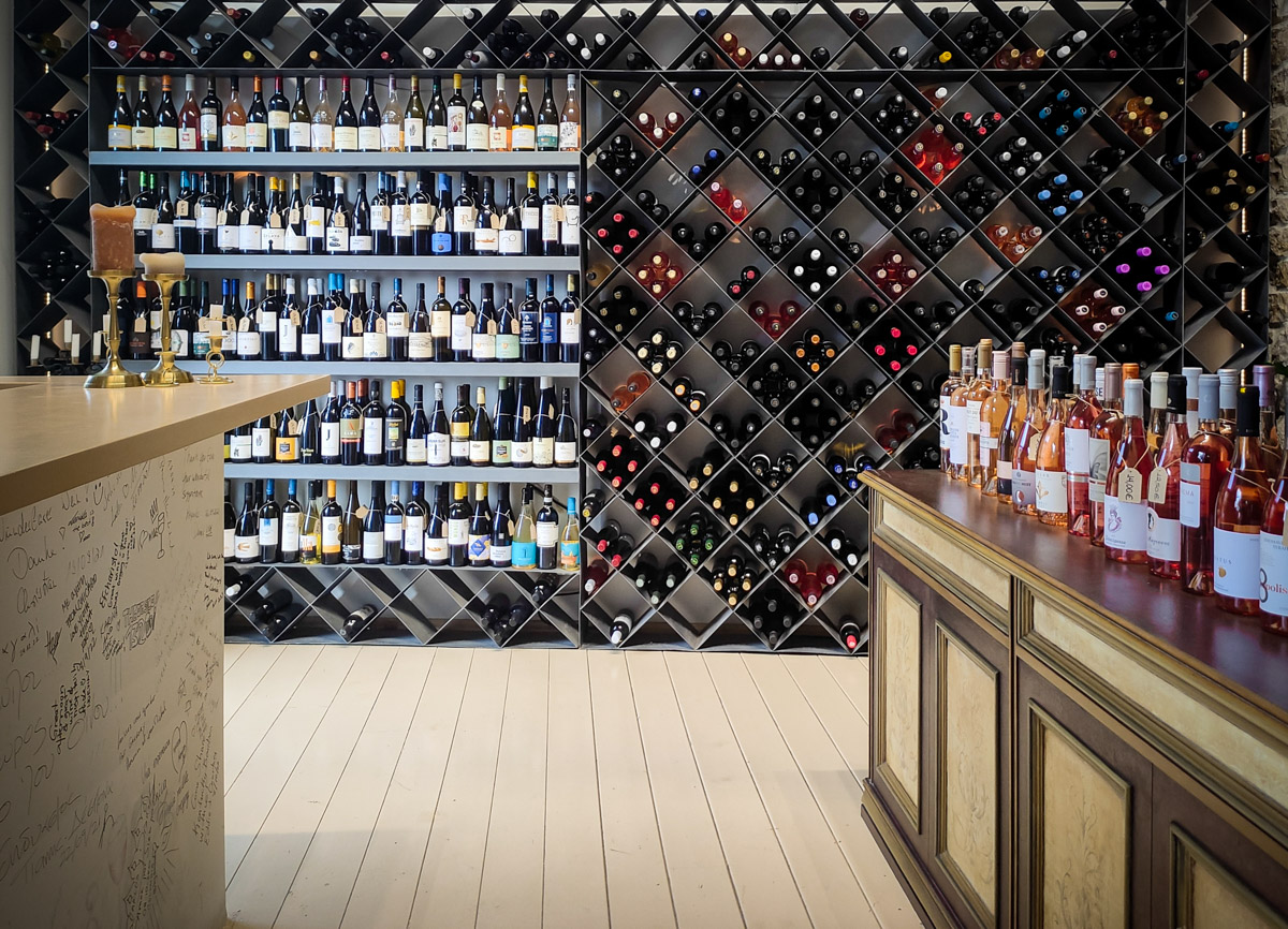 Cellar Vellini: Τα πιο ψαγμένα κρασιά στο πιο aesthetic σημείο της ...