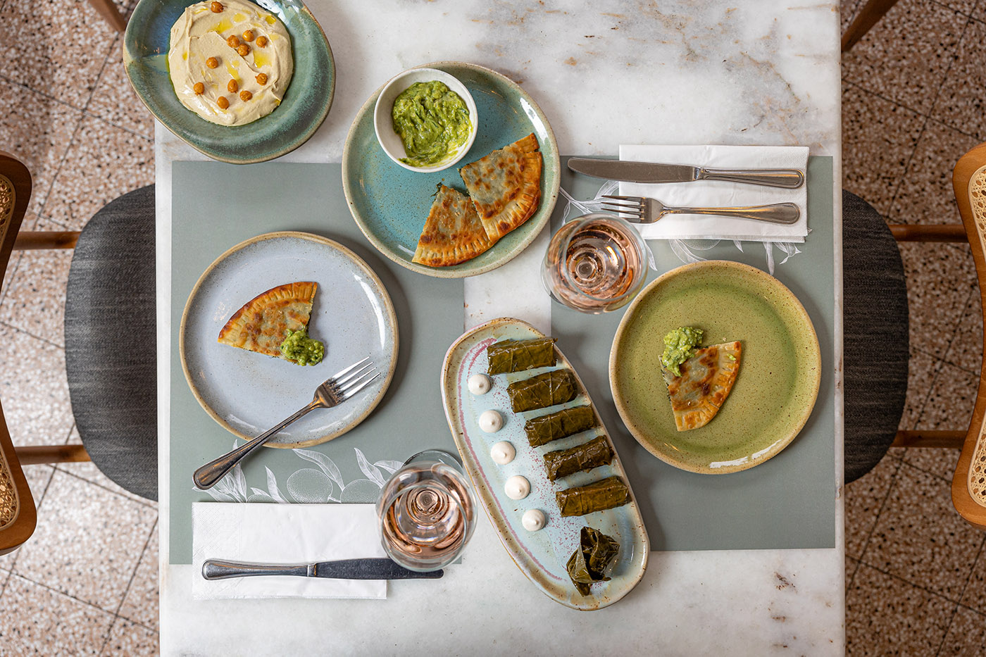 Dopios: Το αγαπημένο μεζεδοπωλείο των foodies κατέβηκε (και) στα Νότια ...