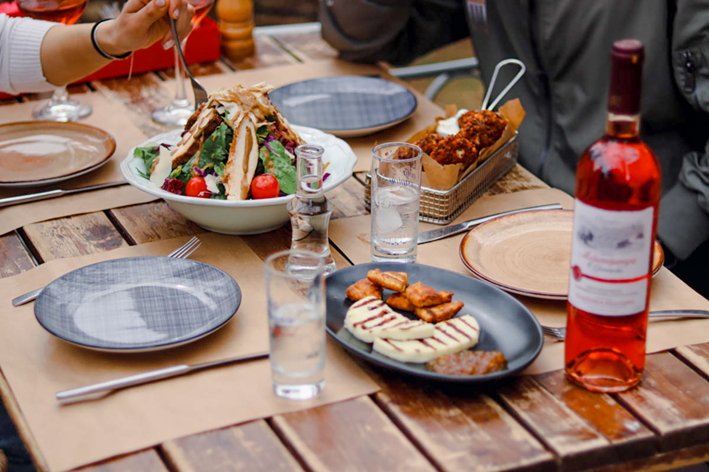 Μεζέδες & Παρέα: 12 στέκια που κάνουν την Αθήνα να γιορτάζει καθημερινά ...